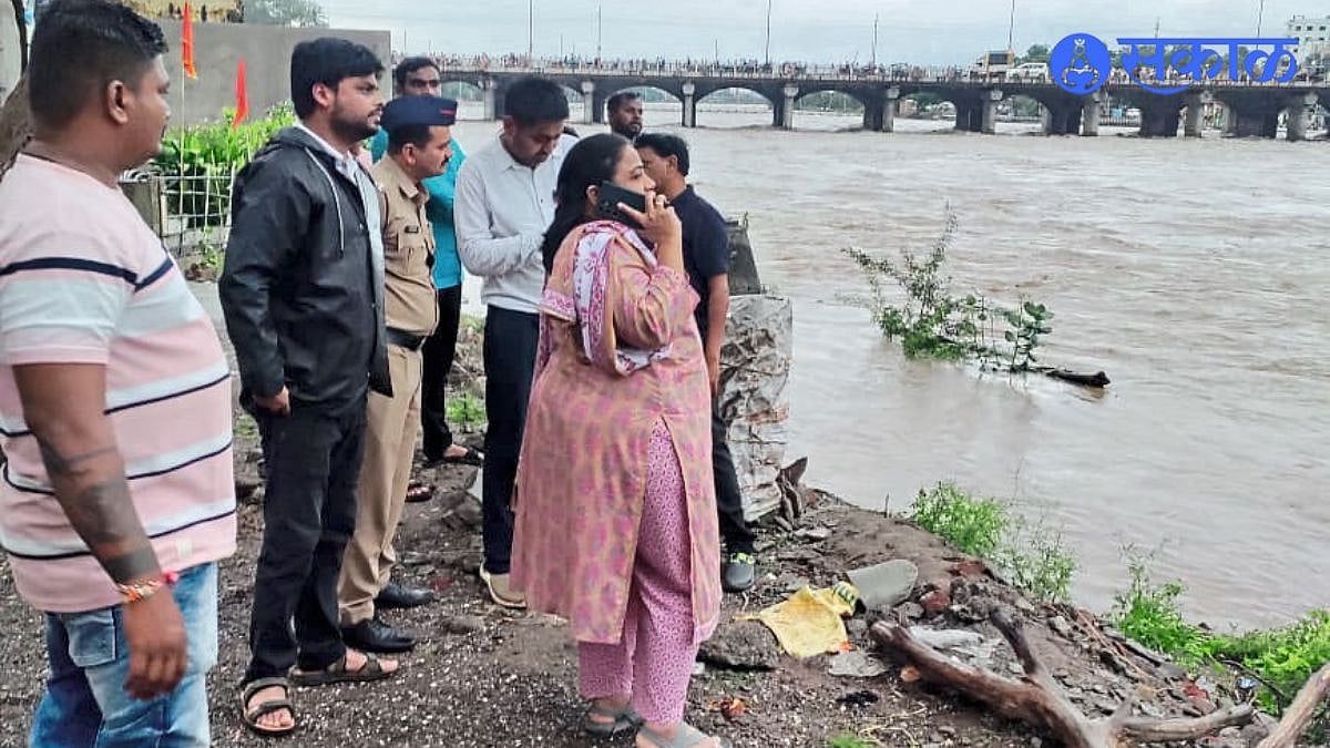 Dhule Flood News : धुळ्यात खबरदारीतून 55 कुटुंबे स्थलांतरित! पांझरा नदीला पूर; लहान पुलांवरील ...